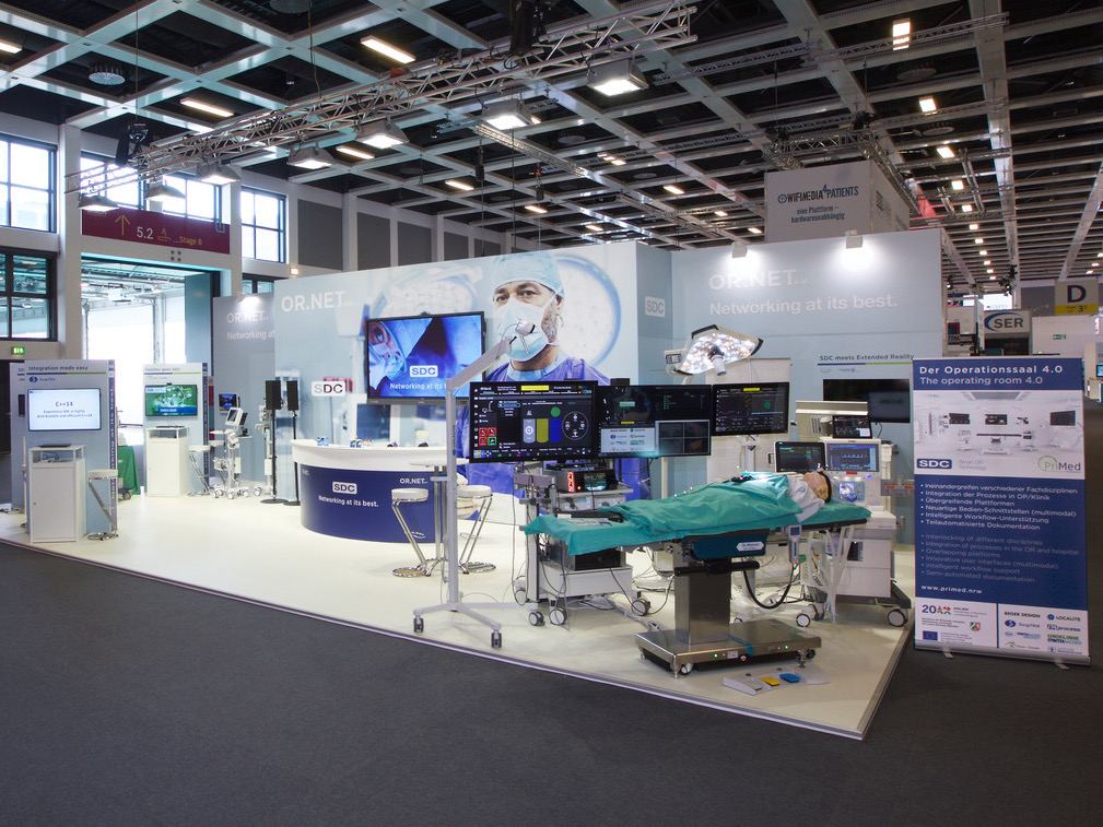 Lehrstuhl für Medizintechnik präsentiert zentrale und offen vernetzte SDC OP Arbeitsstation auf ...